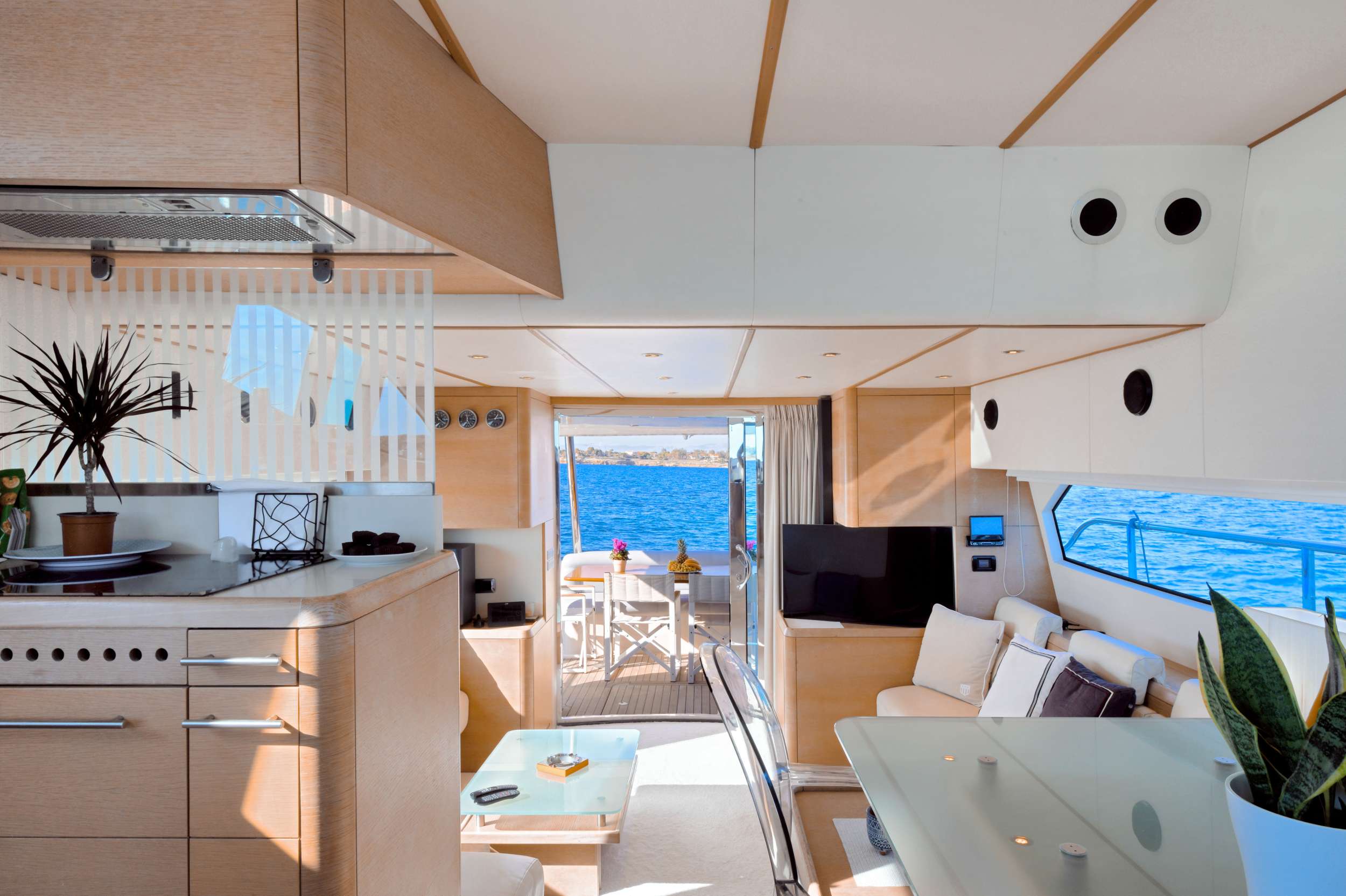 BLUEWAVE YACHT CHARTER MOTOR BOAT